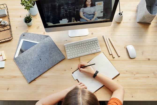 Donner des cours de français en ligne : quelle plateforme